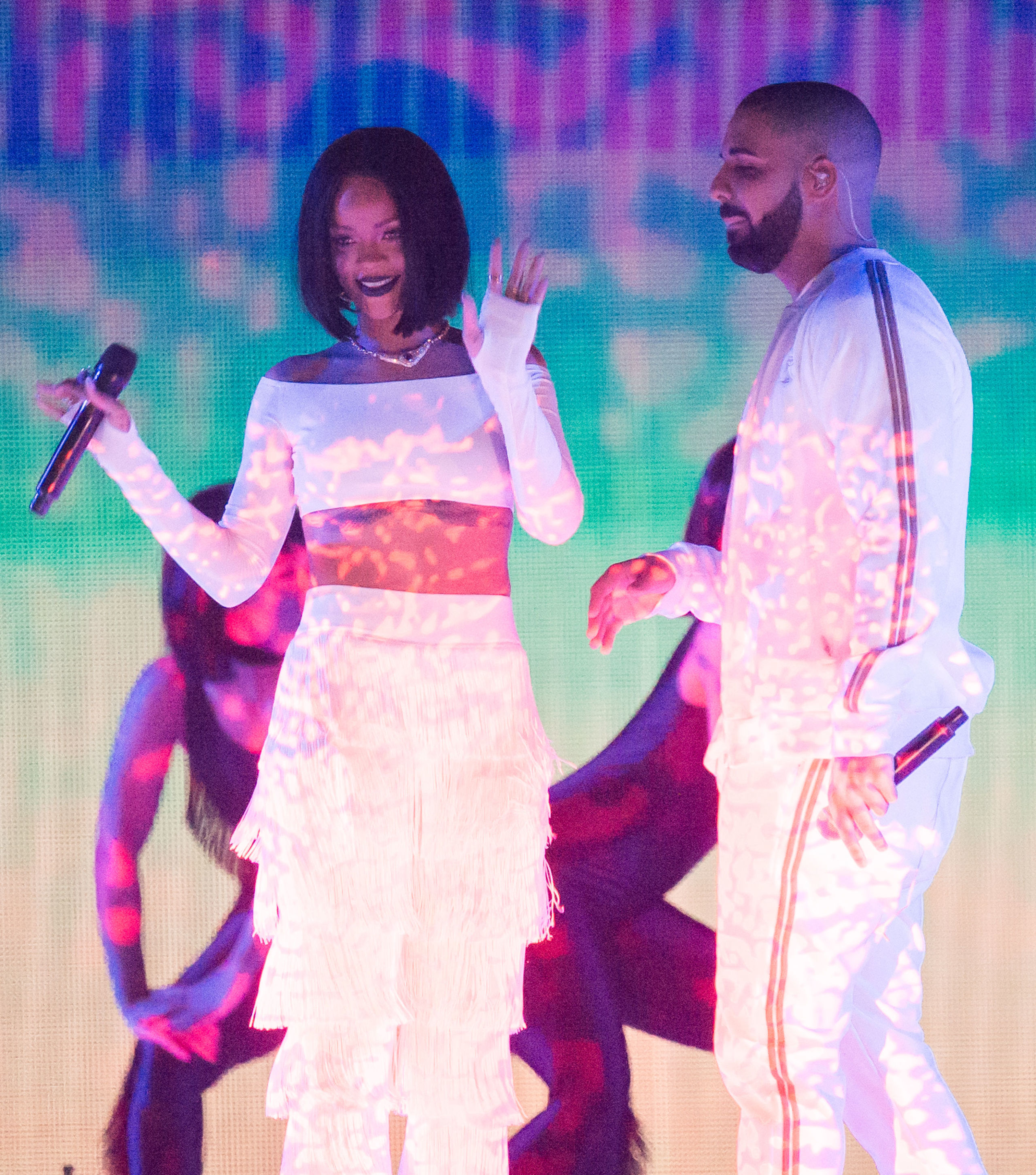 Rihanna And Drake Kiss On Stage In Miami Florida Youtube Drake